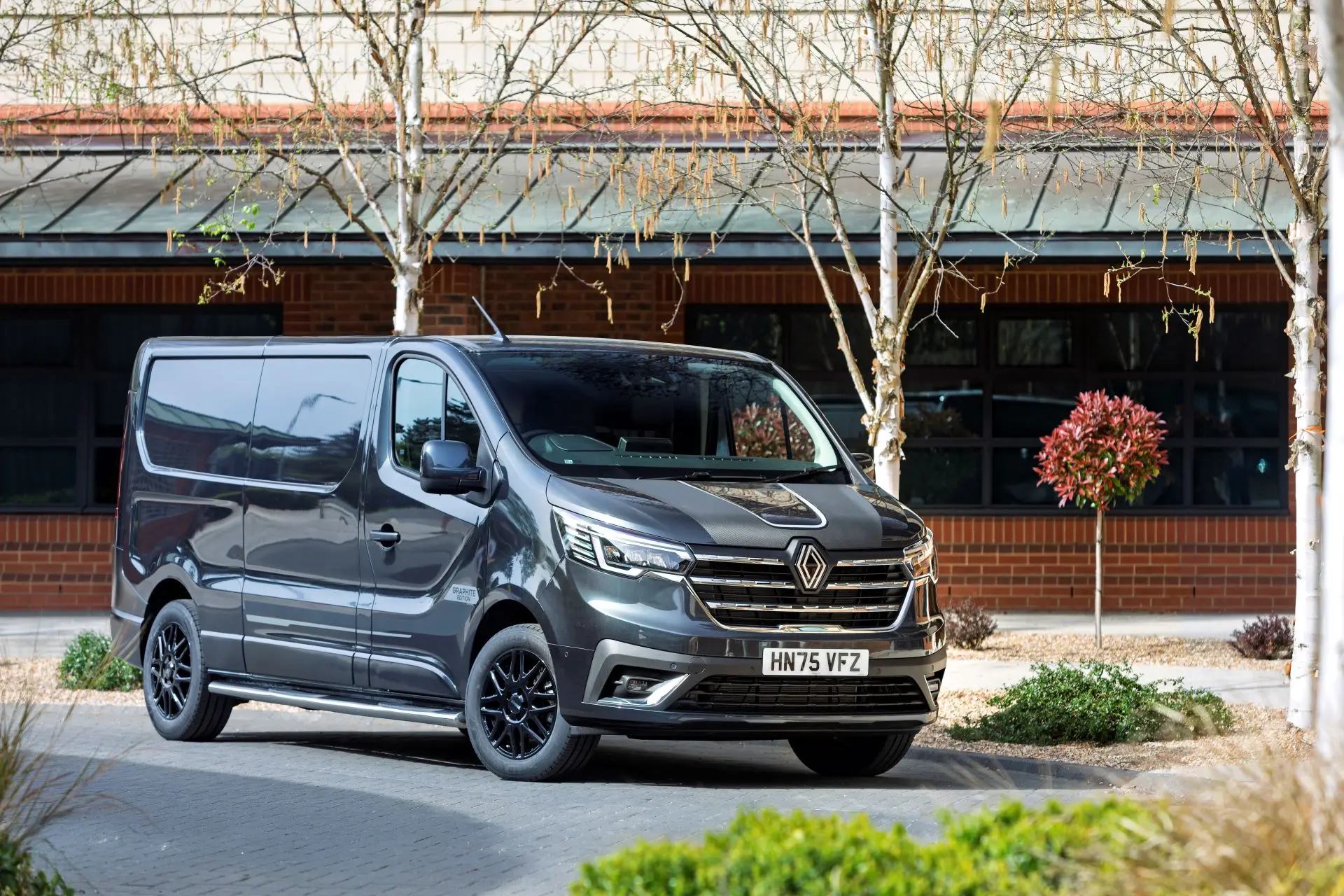 Renault Trafic Graphite Edition UK Van Debuts on Sale
